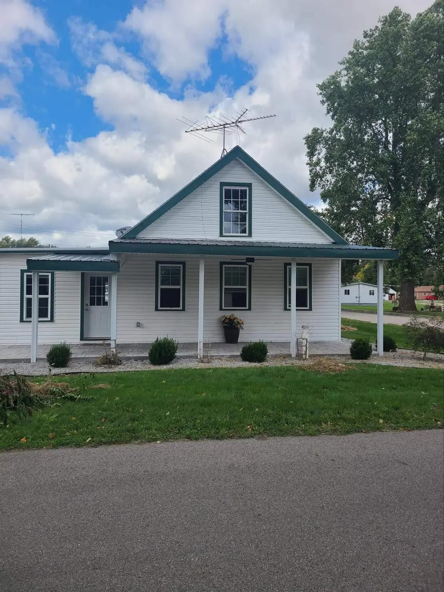 Cozy 2 Bedroom 2 - 1/2 Bath Renovated Home - Visit Richmond Indiana